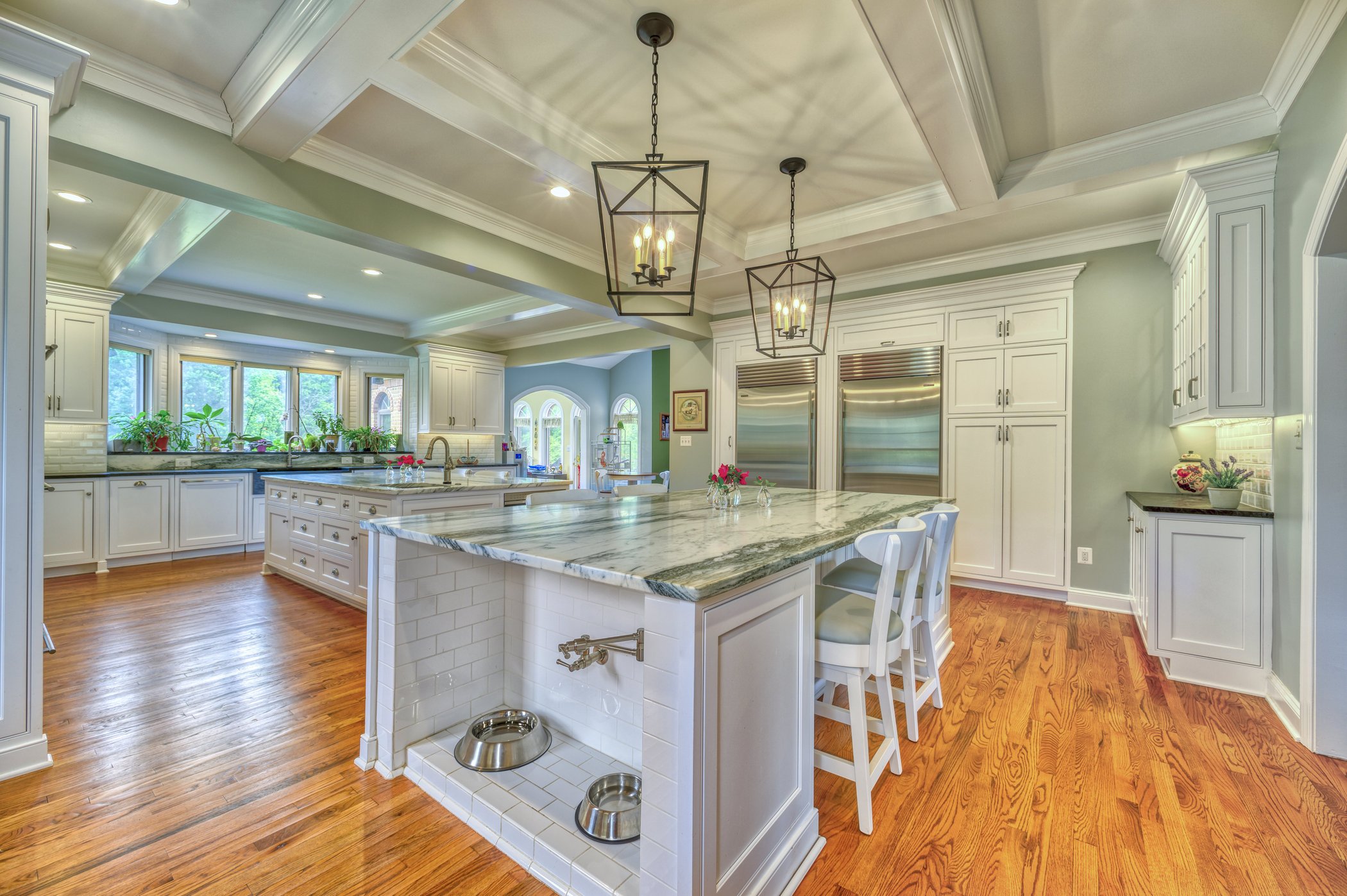 5 Beautiful Kitchen Islands for Entertainers