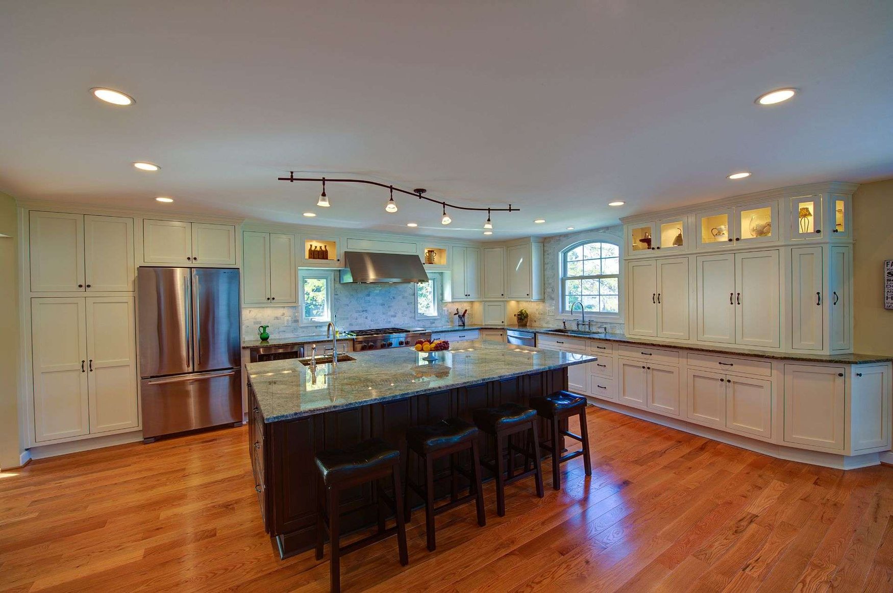 5 Beautiful Kitchen Islands for Entertainers